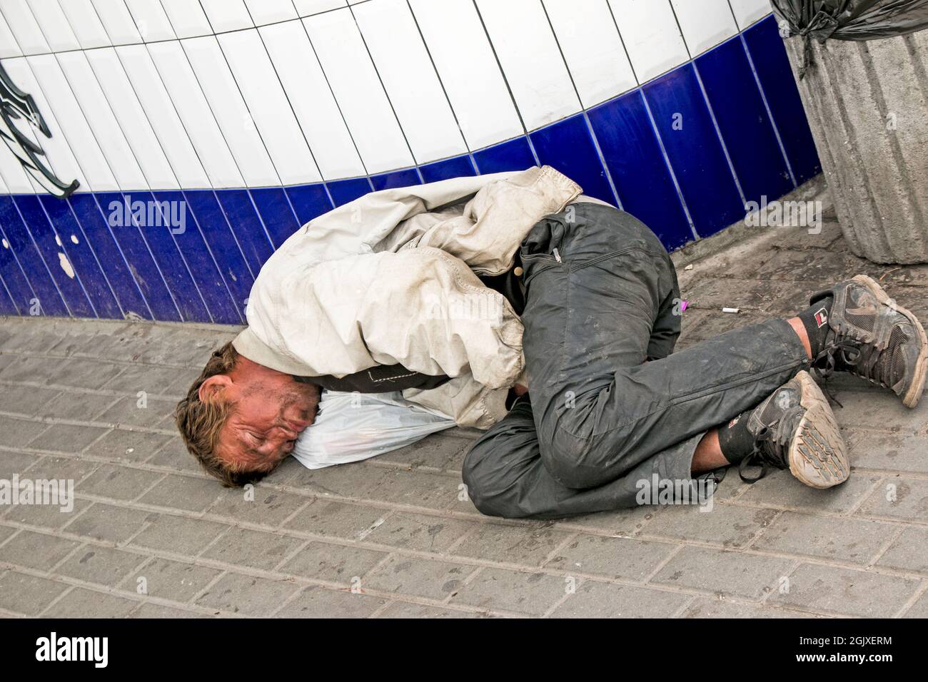 Drunk homeless bum alcoholic sleep hi-res stock photography and images ...