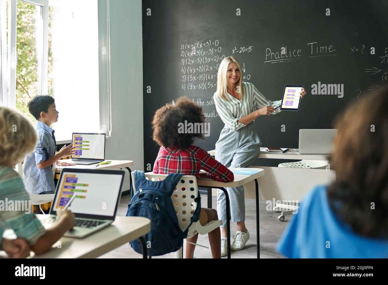 Computer class students teacher hi-res stock photography and images - Alamy