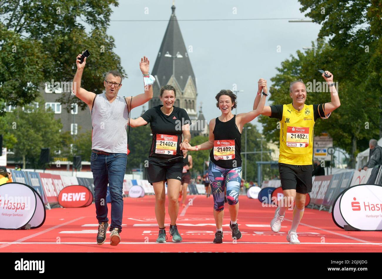 Hamburg, Germany. 12th Sep, 2021. Athletics: Marathon: Marathon runners ...