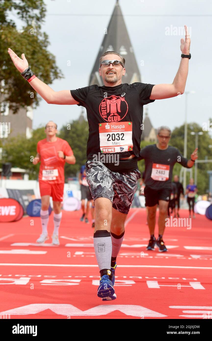 Hamburg, Germany. 12th Sep, 2021. Athletics: Marathon: Marathon runners ...
