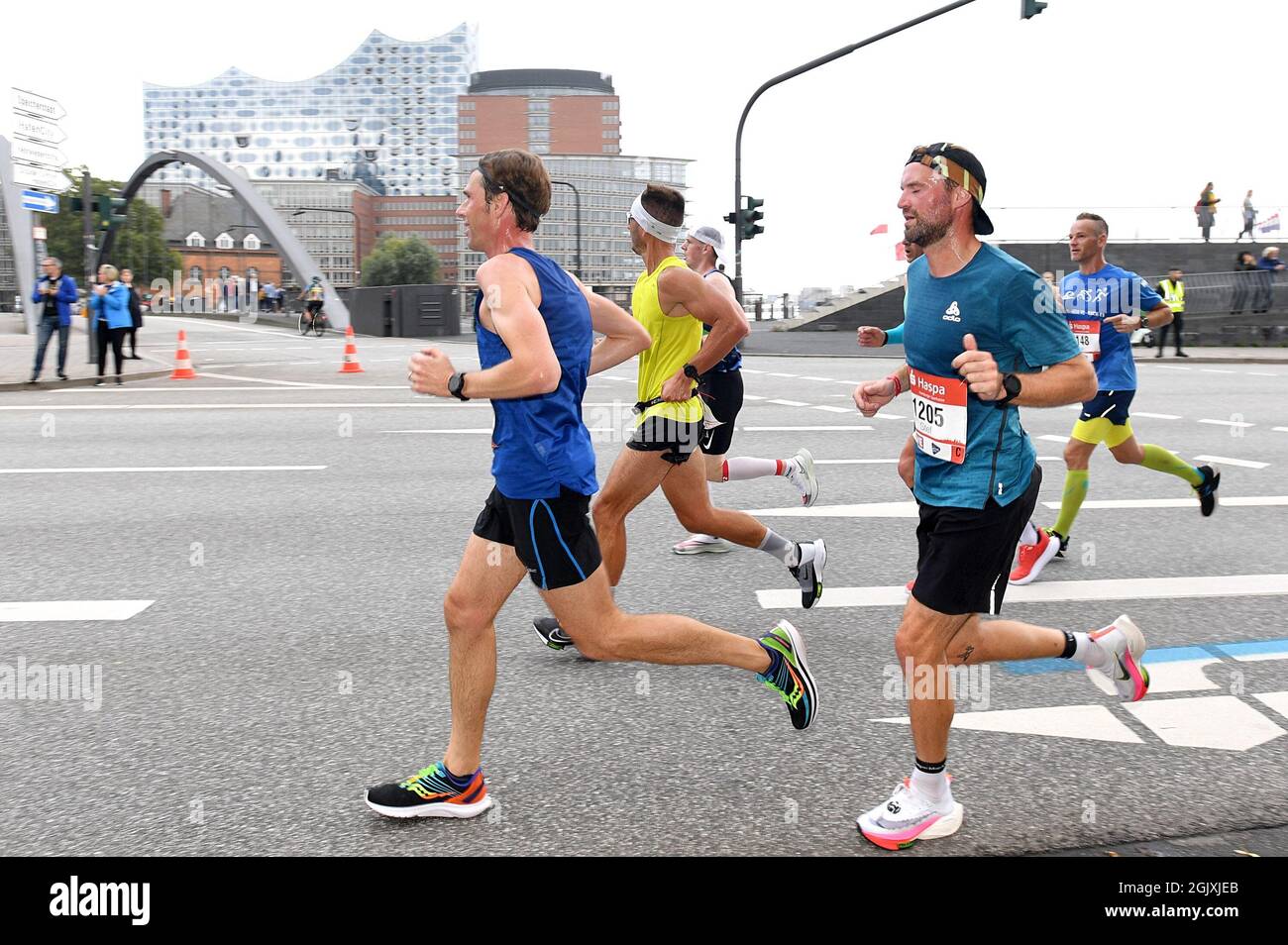 Hamburg, Germany. 12th Sep, 2021. Athletics: Marathon: Marathon runners ...
