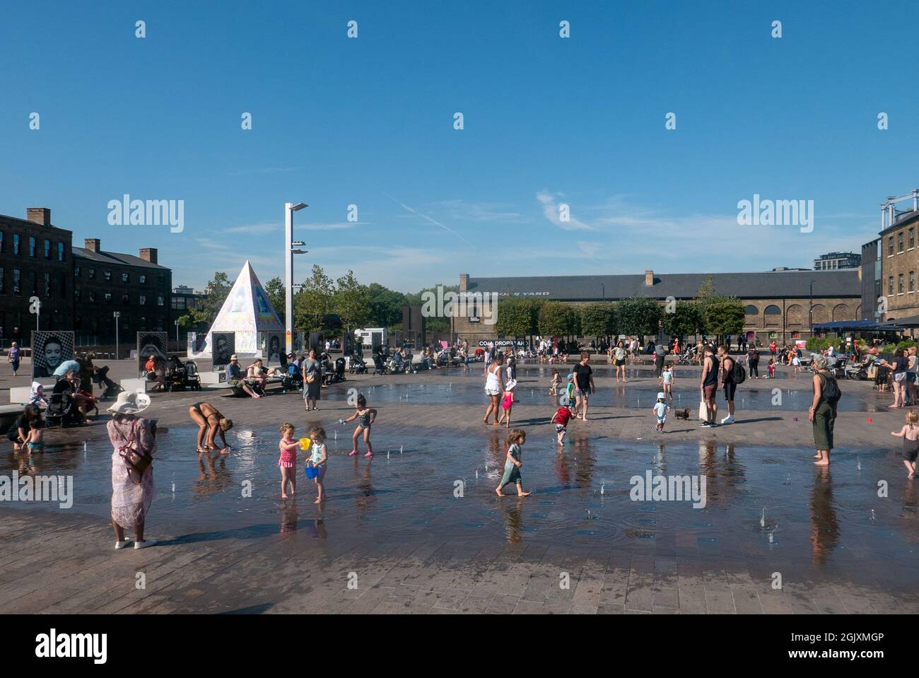 Kings cross water feature hi-res stock photography and images - Alamy