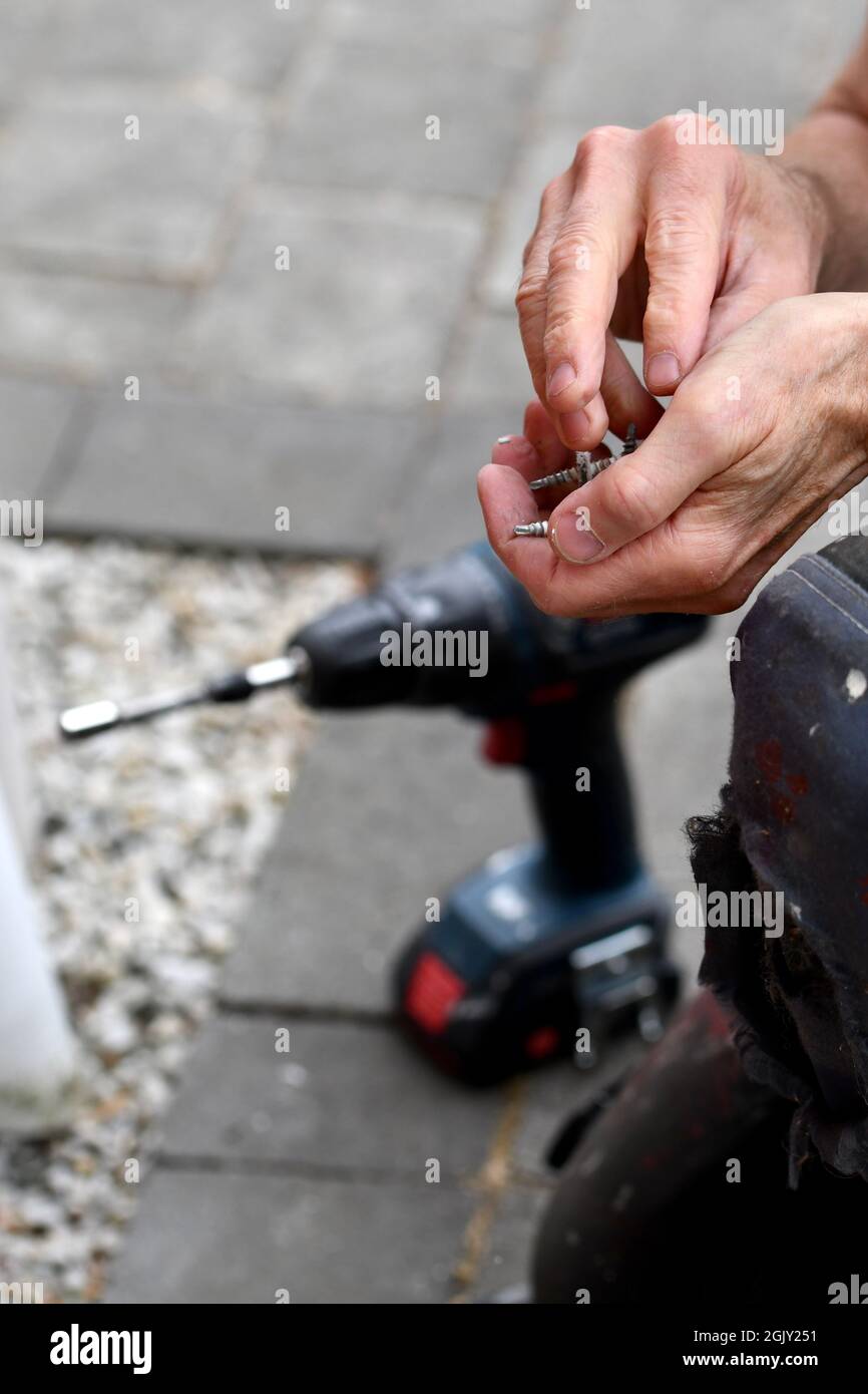 Worker screws hi-res stock photography and images - Alamy