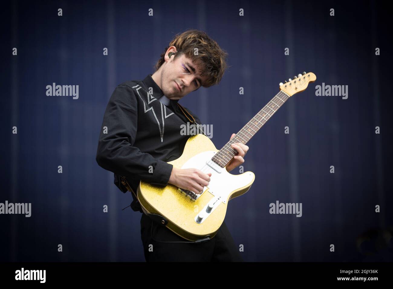 Declan mckenna performing hi-res stock photography and images - Alamy