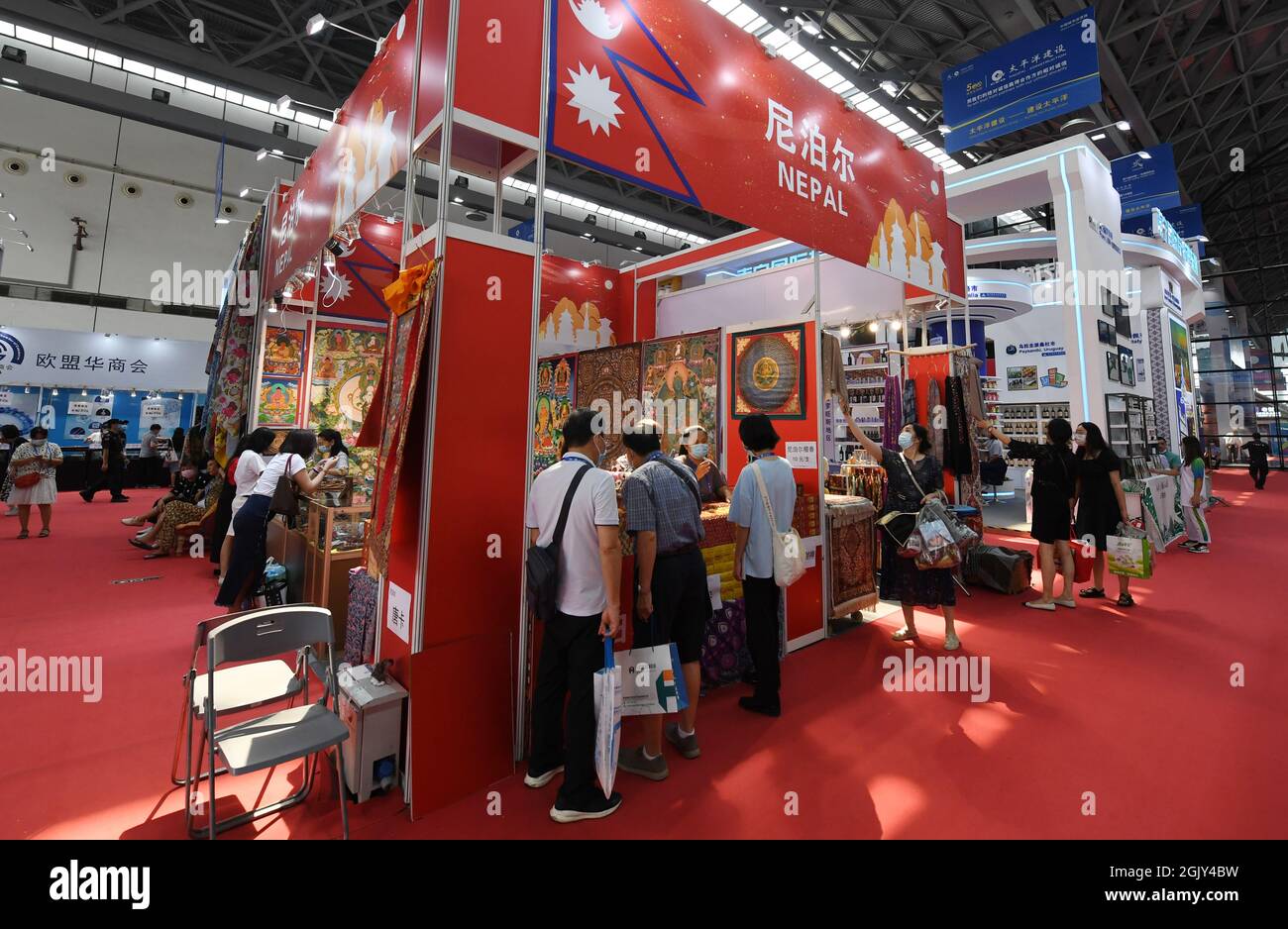 (210912) -- NANNING, Sept. 12, 2021 (Xinhua) -- People visit the booth ...