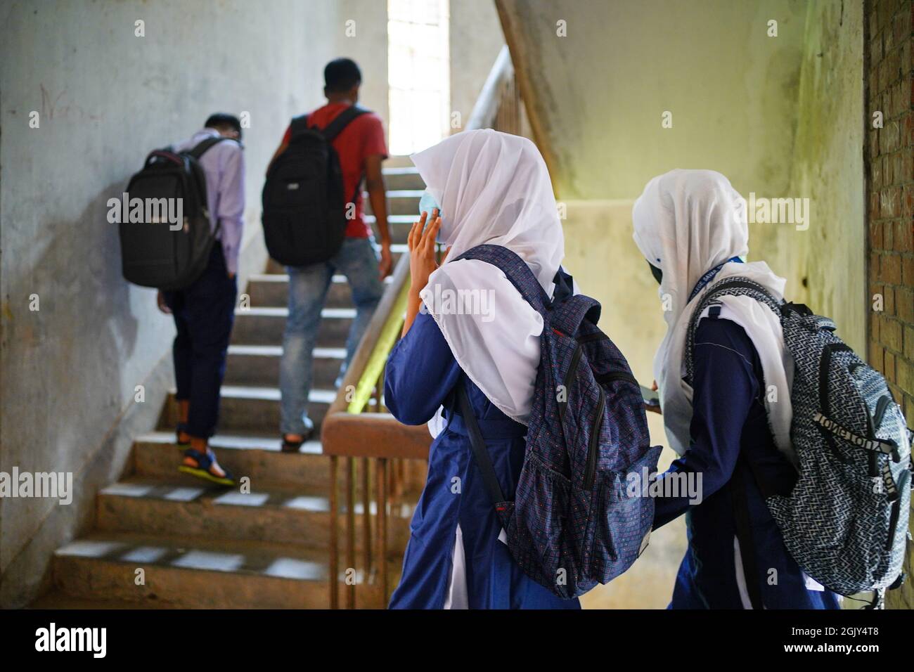Students entering classroom hi-res stock photography and images - Alamy