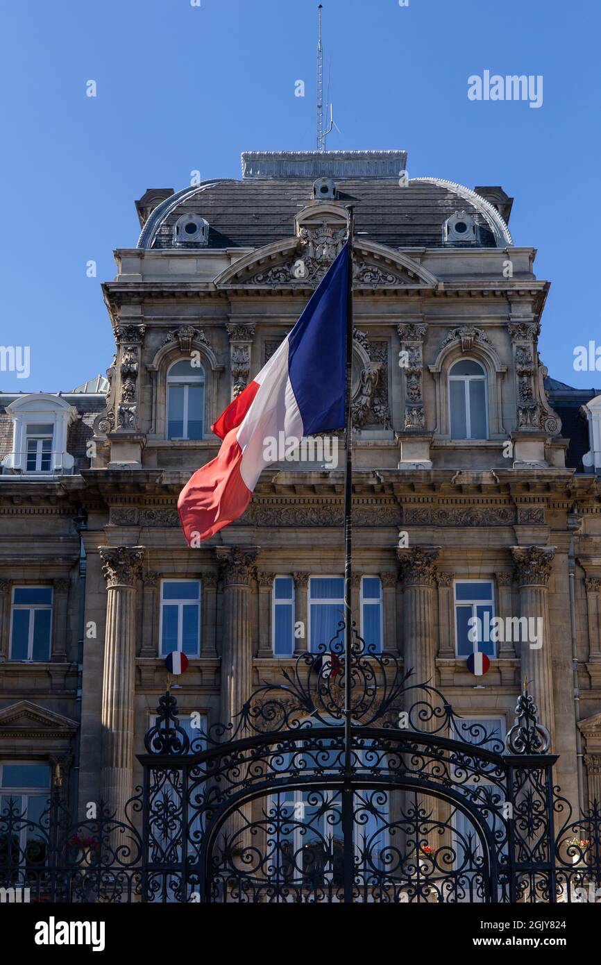 French flag on administrative building Stock Photo - Alamy French flag on administrative building Stock Photo - Alamy