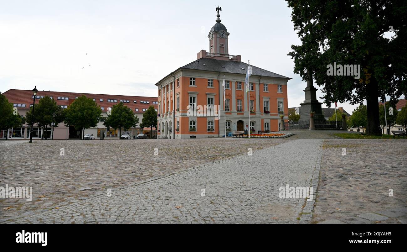Templin, Germany. 10th Sep, 2021. The historic town hall on the market ...