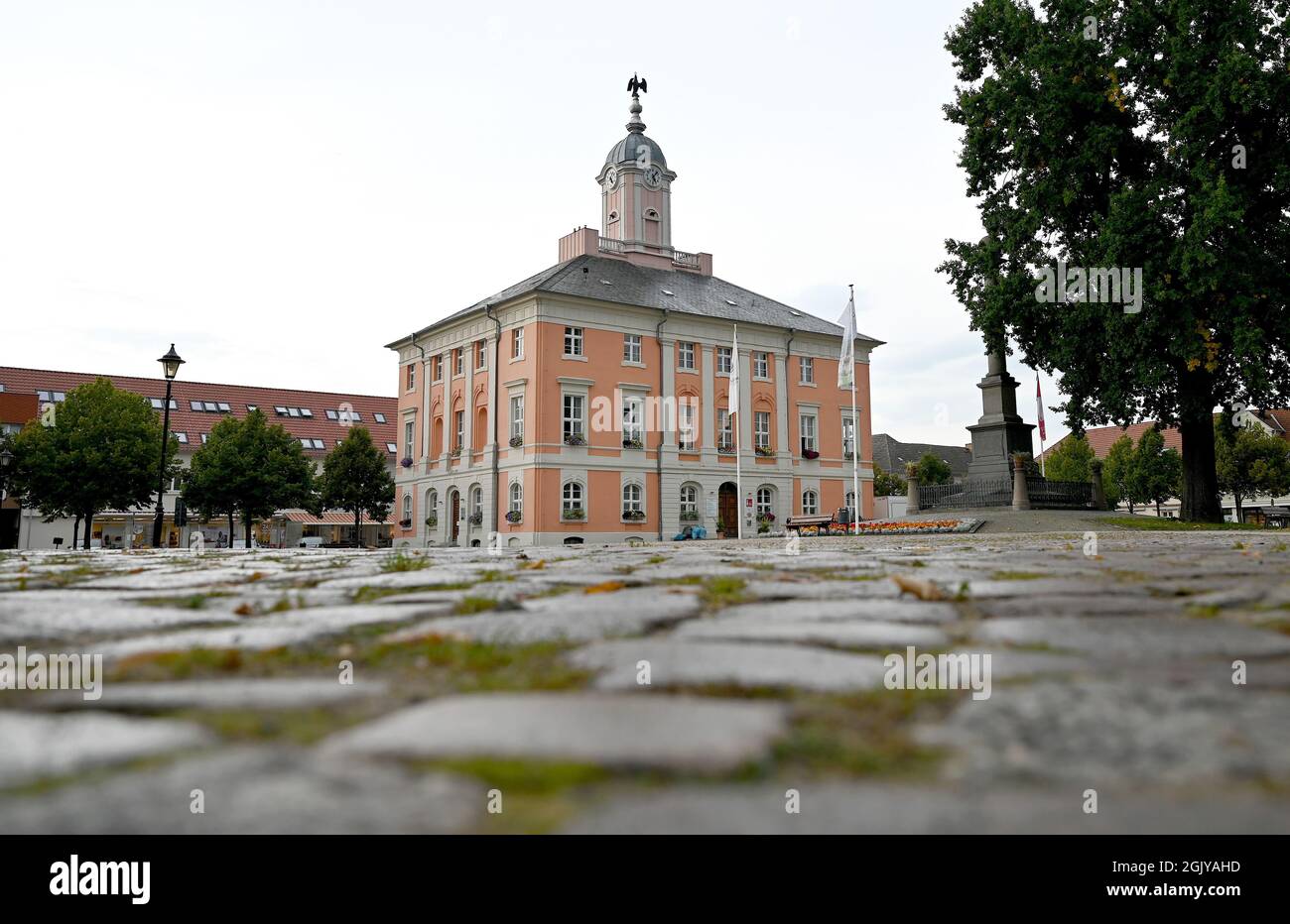 Templin, Germany. 10th Sep, 2021. The historic town hall on the market ...