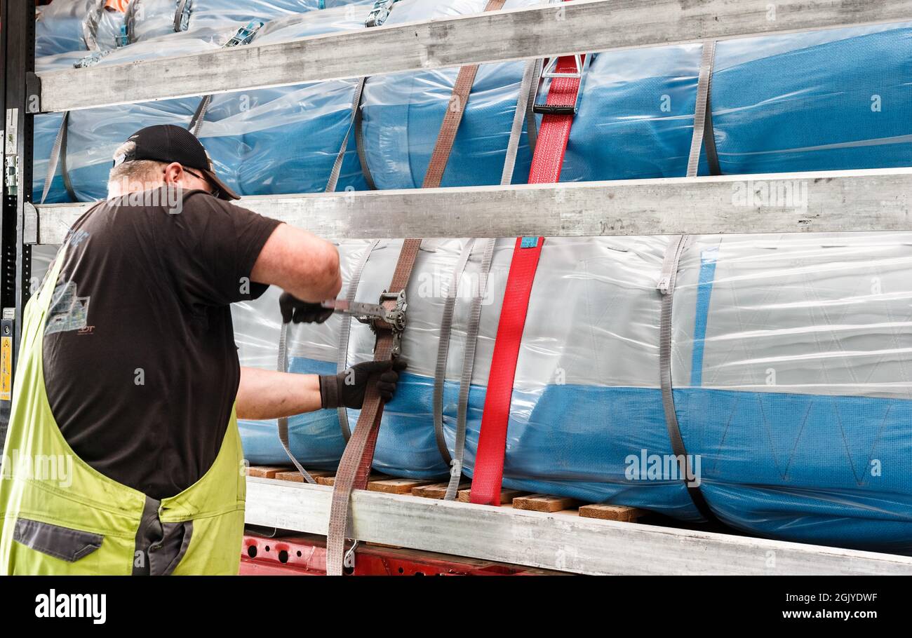 Load securing hi-res stock photography and images - Alamy