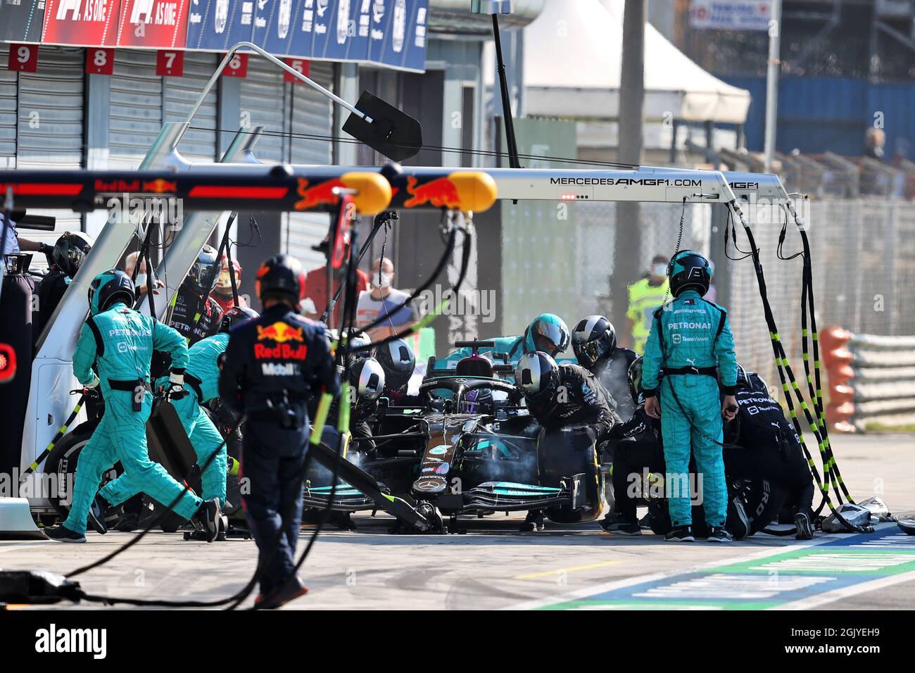 Lewis Hamilton (GBR) Mercedes AMG F1 W12 makes a pit stop. Italian ...