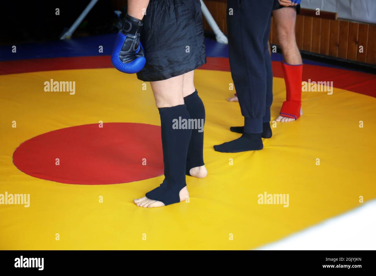 Referee kickboxing hi-res stock photography and images - Alamy