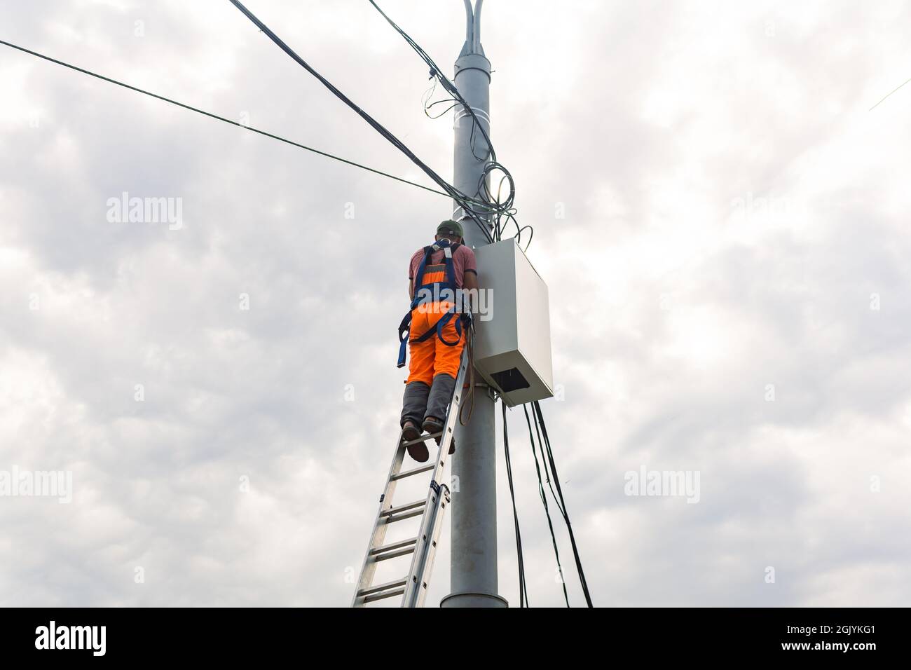 Cable lineman hi-res stock photography and images - Alamy