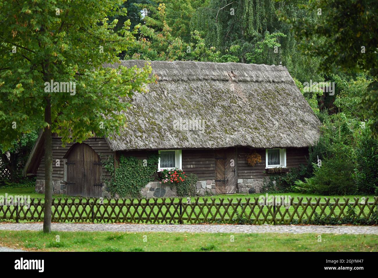 Templin, Germany. 10th Sep, 2021. A wooden house with thatched roof ...
