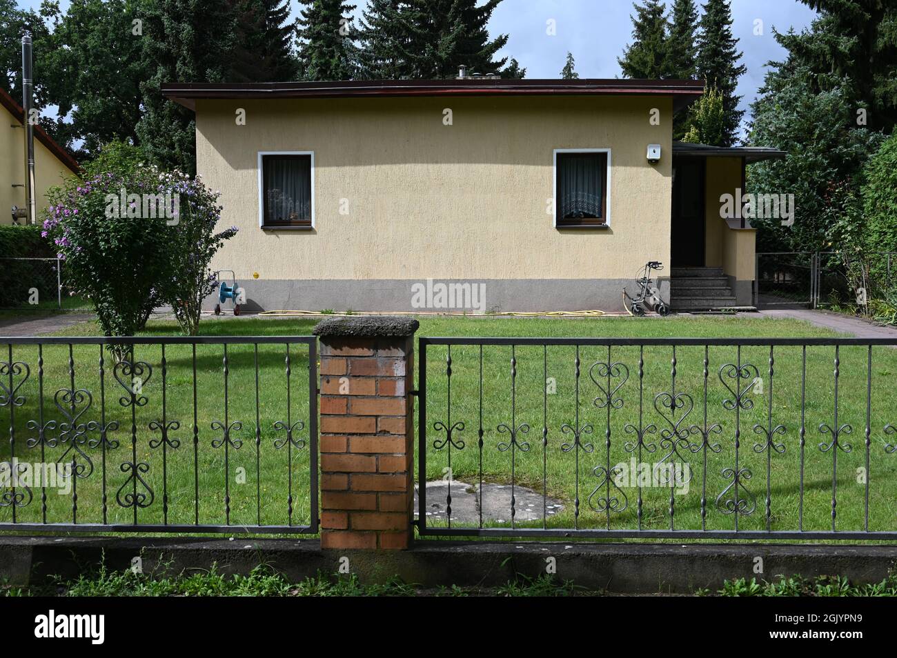 Small, well-kept single-family house in Köpenick Berlin Stock Photo - Alamy