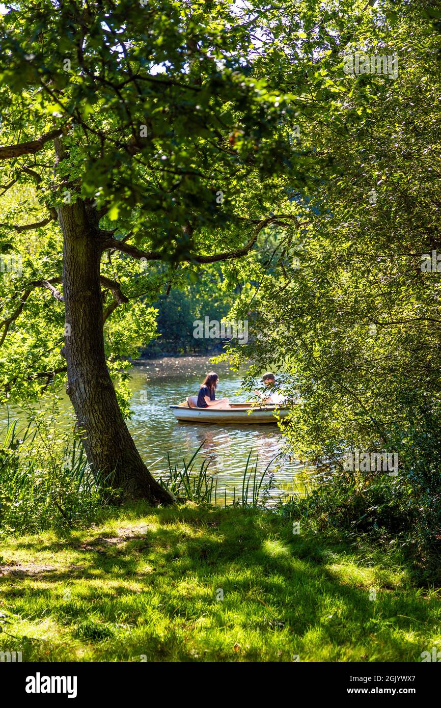 Row boat park hi-res stock photography and images - Alamy