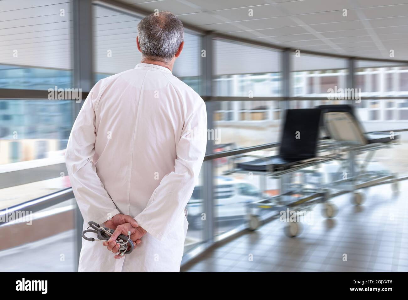 Doctor walking hi-res stock photography and images - Alamy