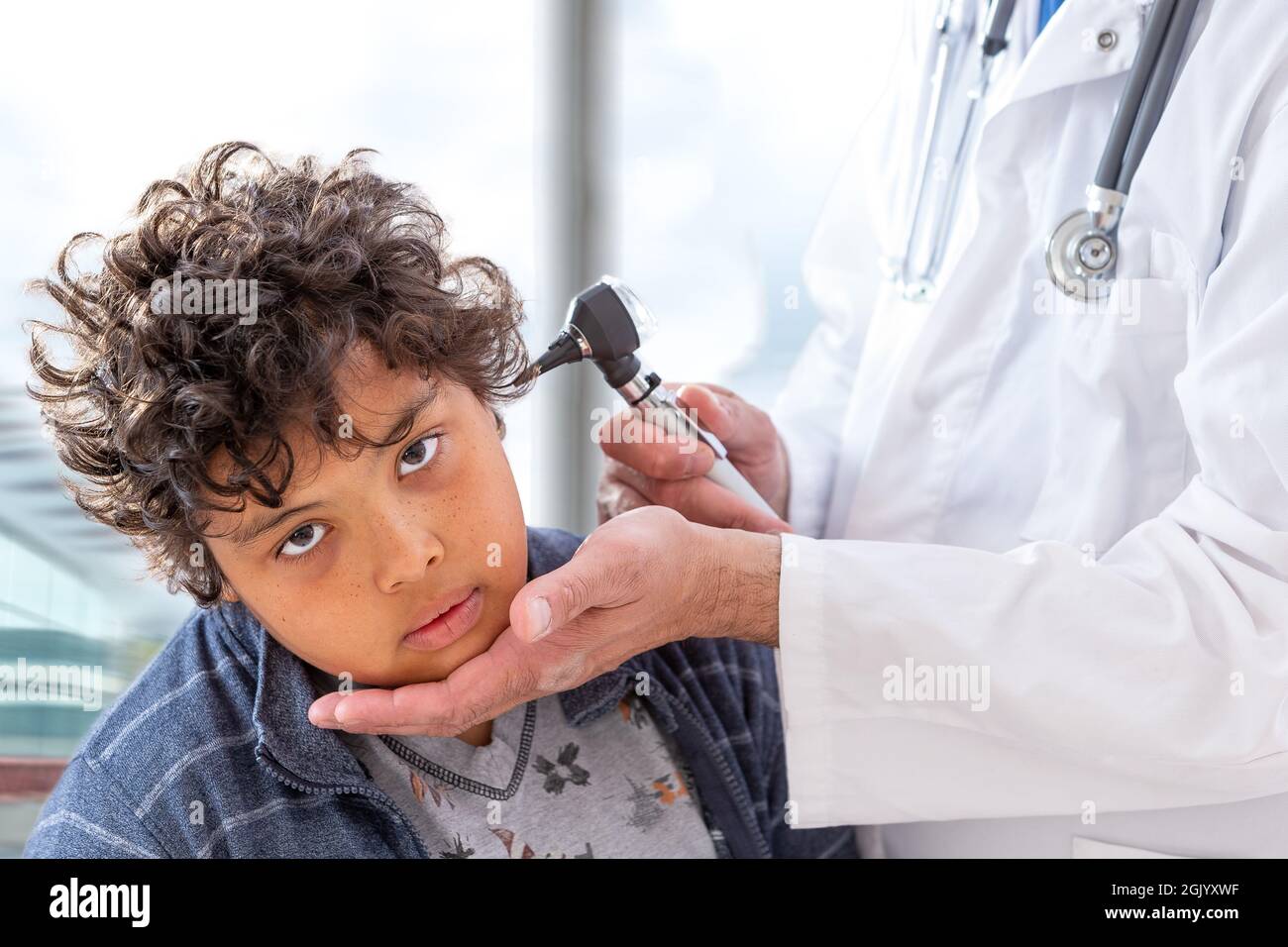 Doctor examining smiling little boys hi-res stock photography and ...