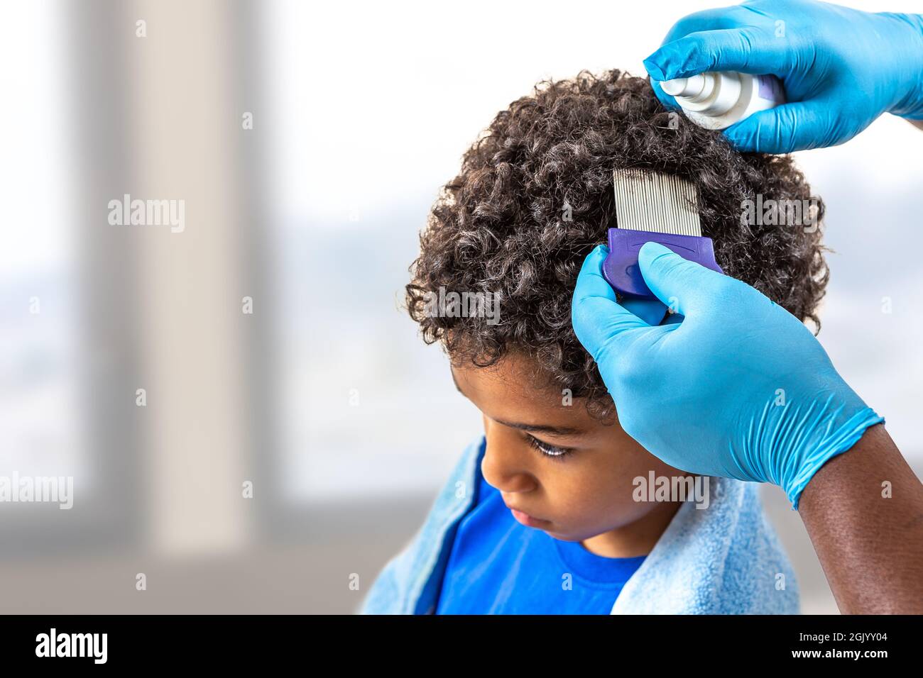 Mother checking childs head for lice with a comb Stock Photo - Alamy