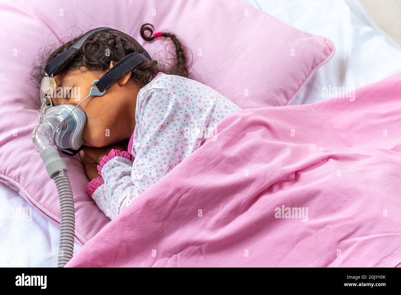 Child suffering from Sleep Apnea, using a CPAP machine Stock Photo - Alamy