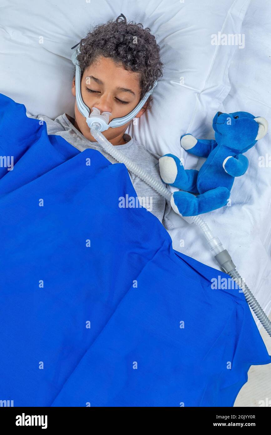 Child suffering from Sleep Apnea, using a CPAP machine Stock Photo - Alamy