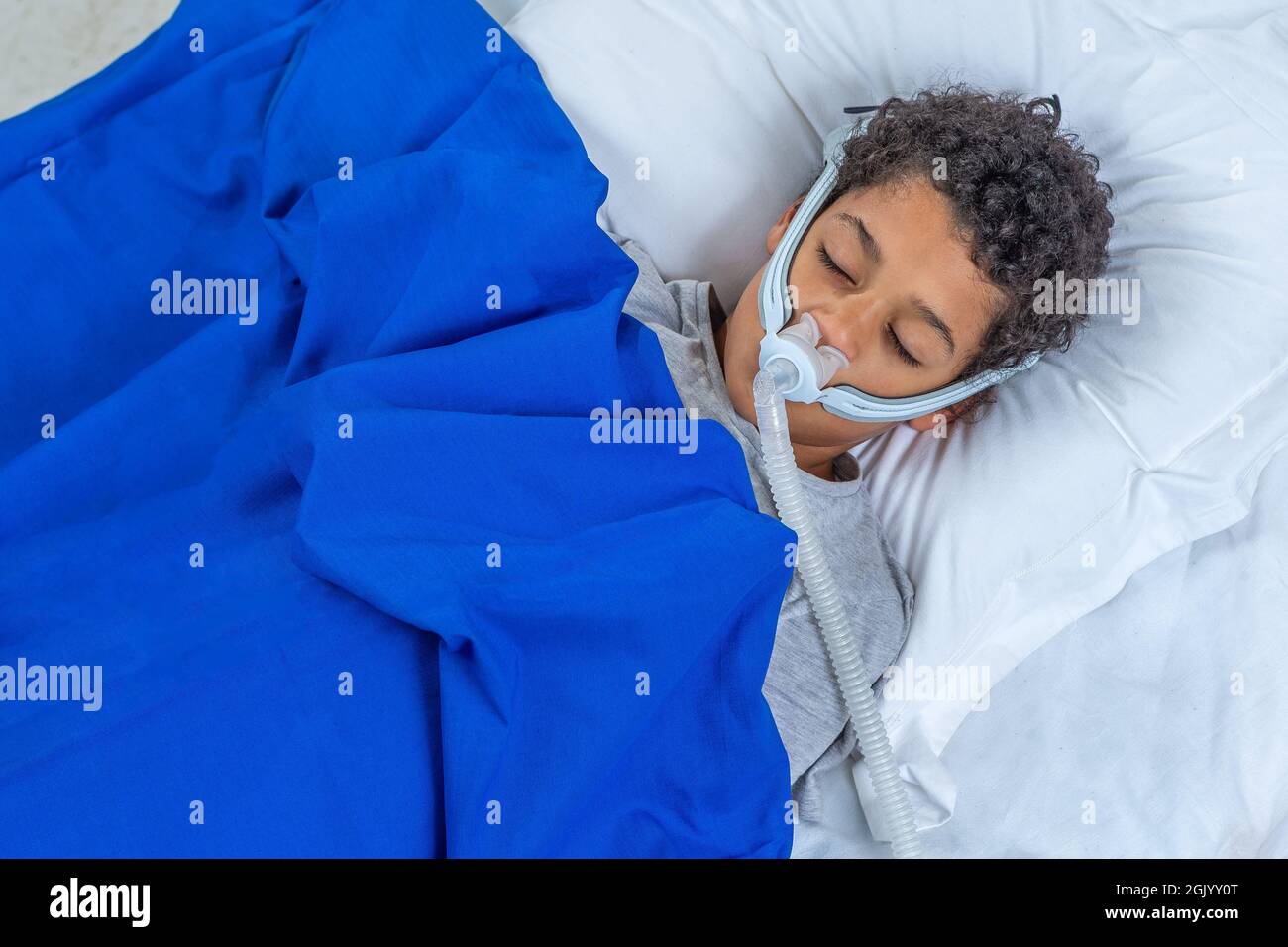 Child suffering from Sleep Apnea, using a CPAP machine Stock Photo - Alamy