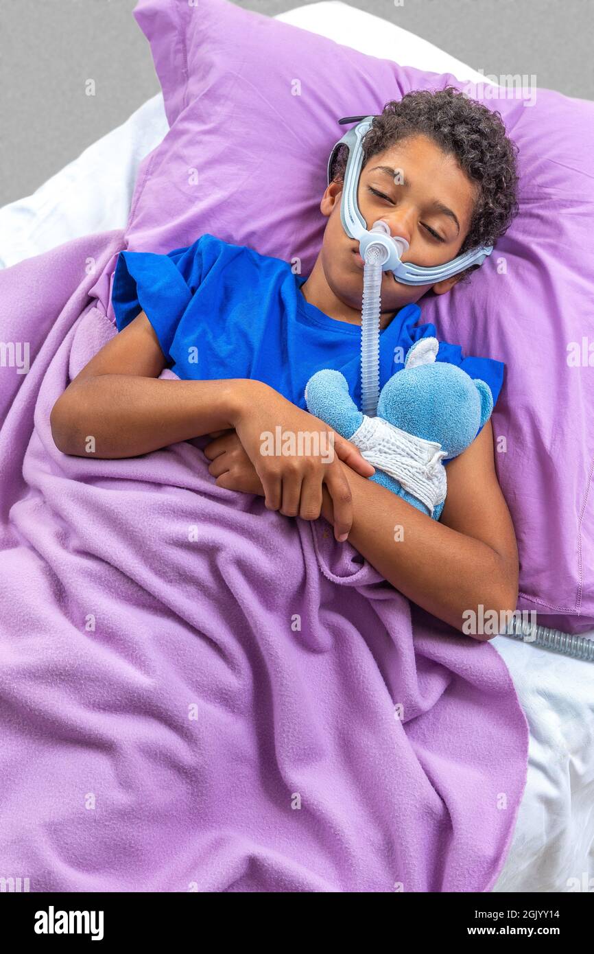 Child suffering from Sleep Apnea, using a CPAP machine Stock Photo - Alamy