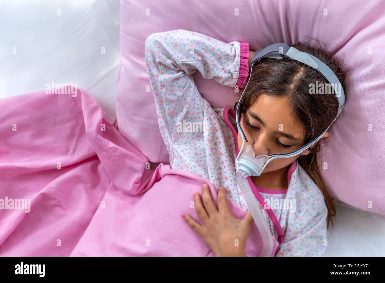 Child suffering from Sleep Apnea, using a CPAP machine Stock Photo - Alamy