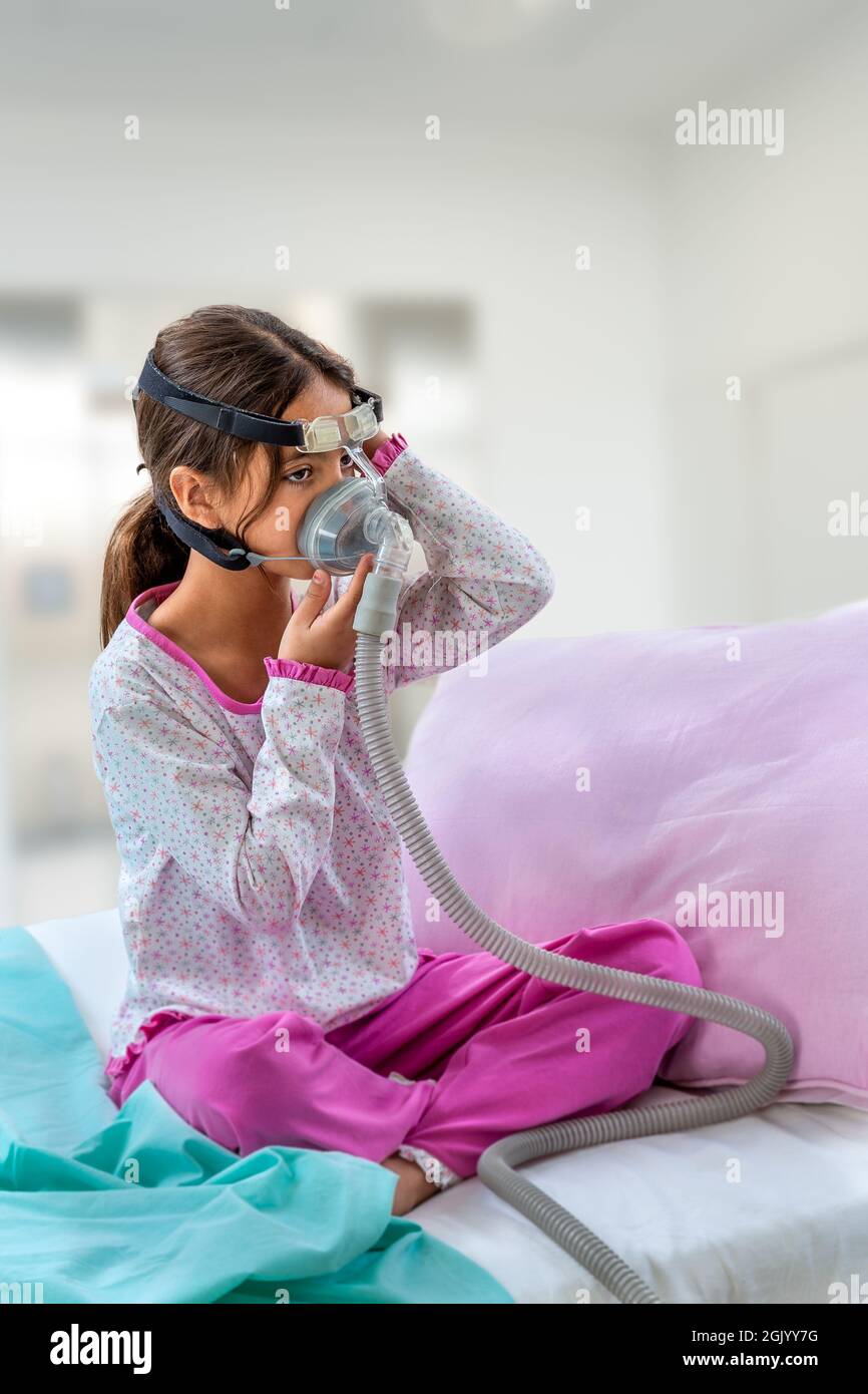 Child suffering from Sleep Apnea, using a CPAP machine Stock Photo - Alamy