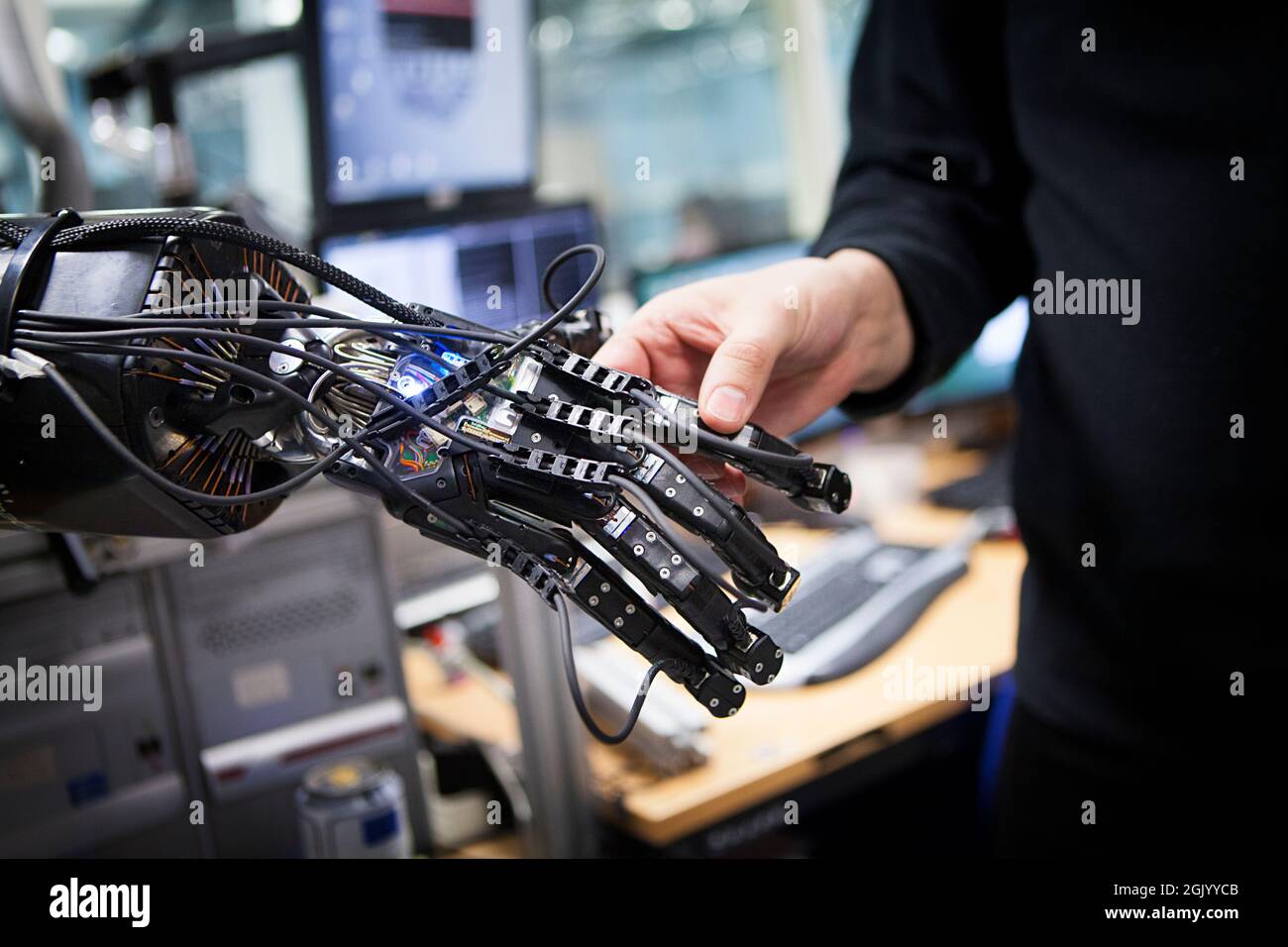 HANDLE project: anthropomorphic artificial hand reproducing gripping ...