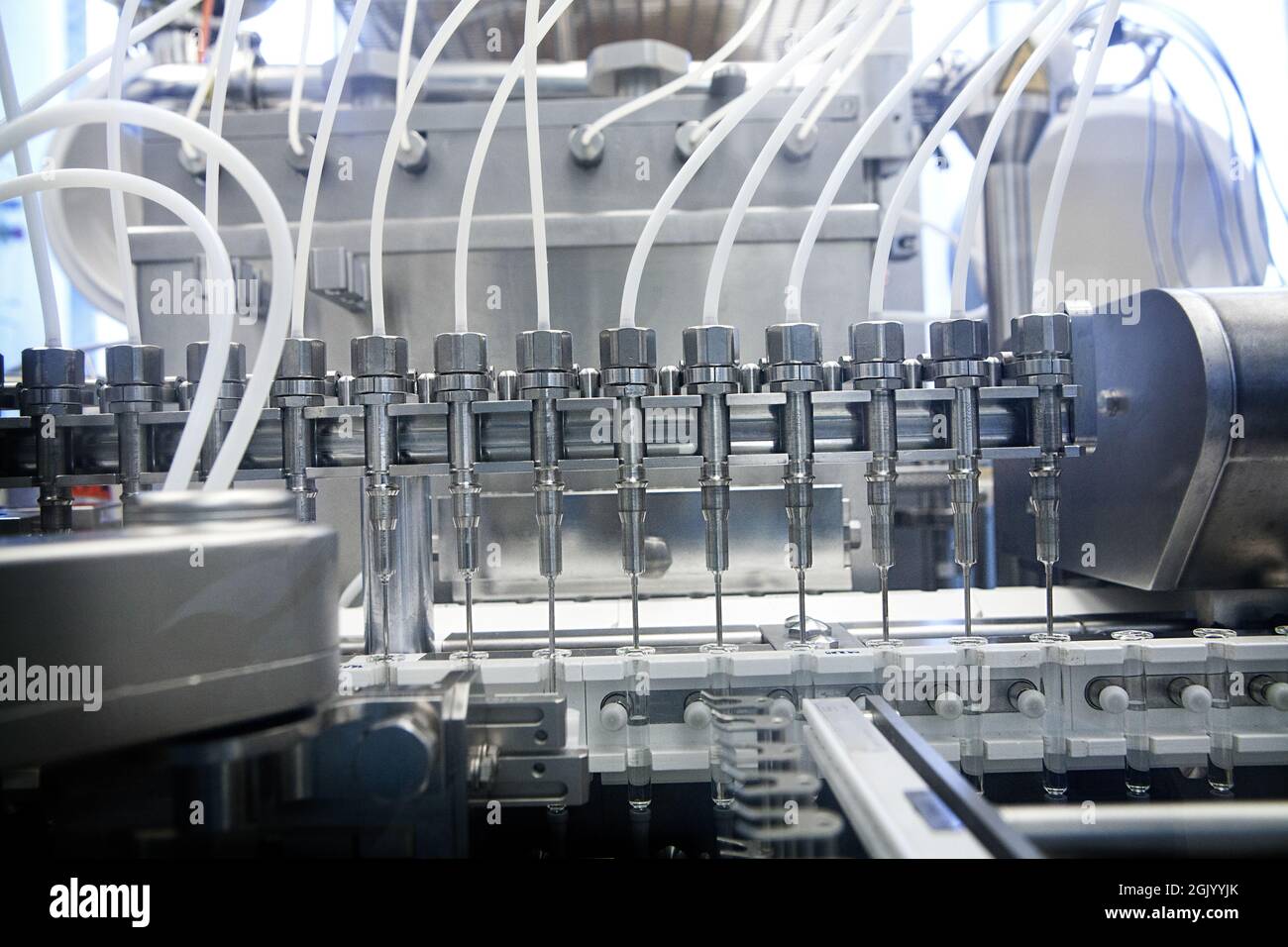 Pharmaceutical industry, automatic filling of injectable syringes (pre ...