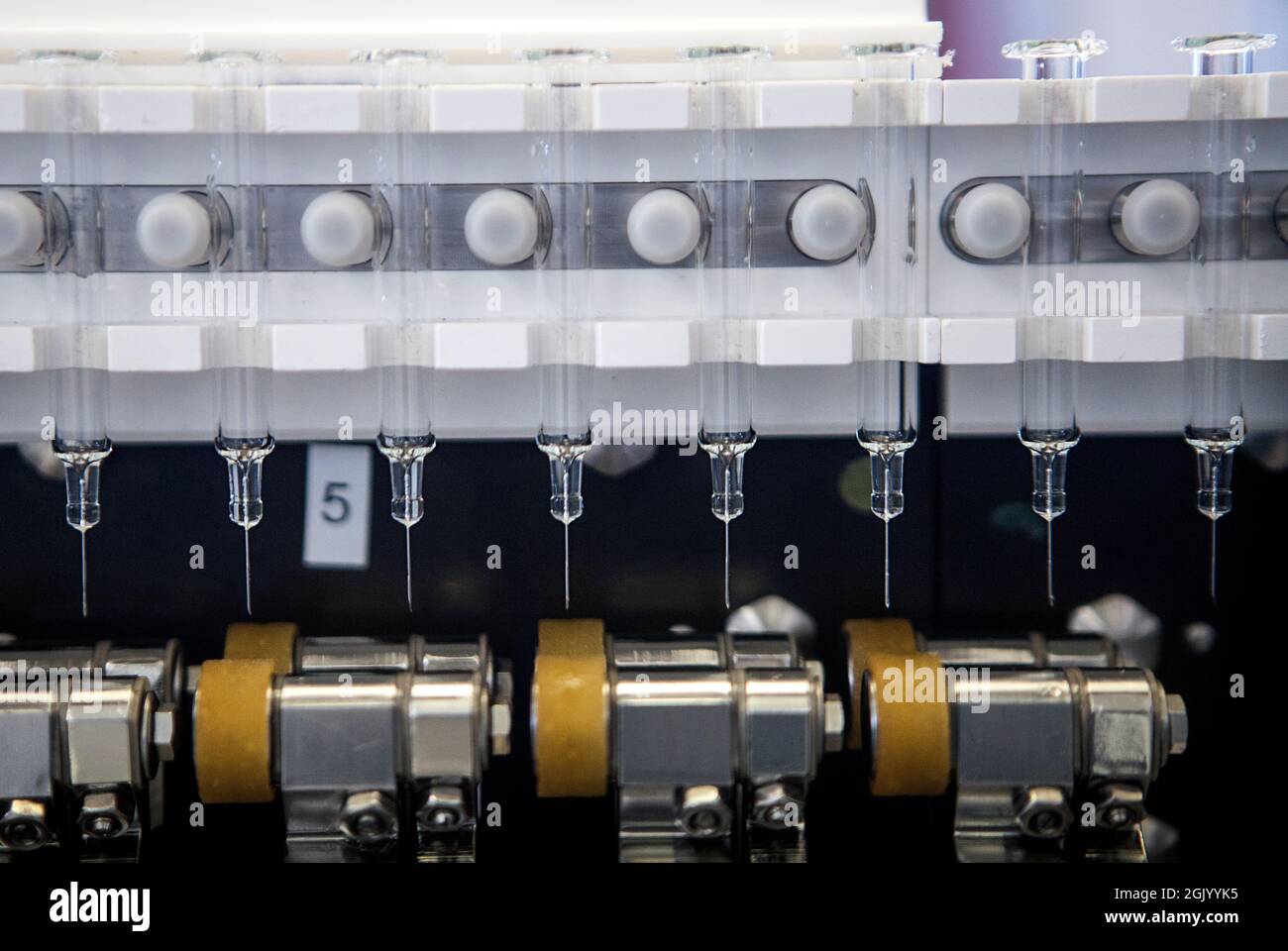 Pharmaceutical industry, automatic filling of injectable syringes (pre ...