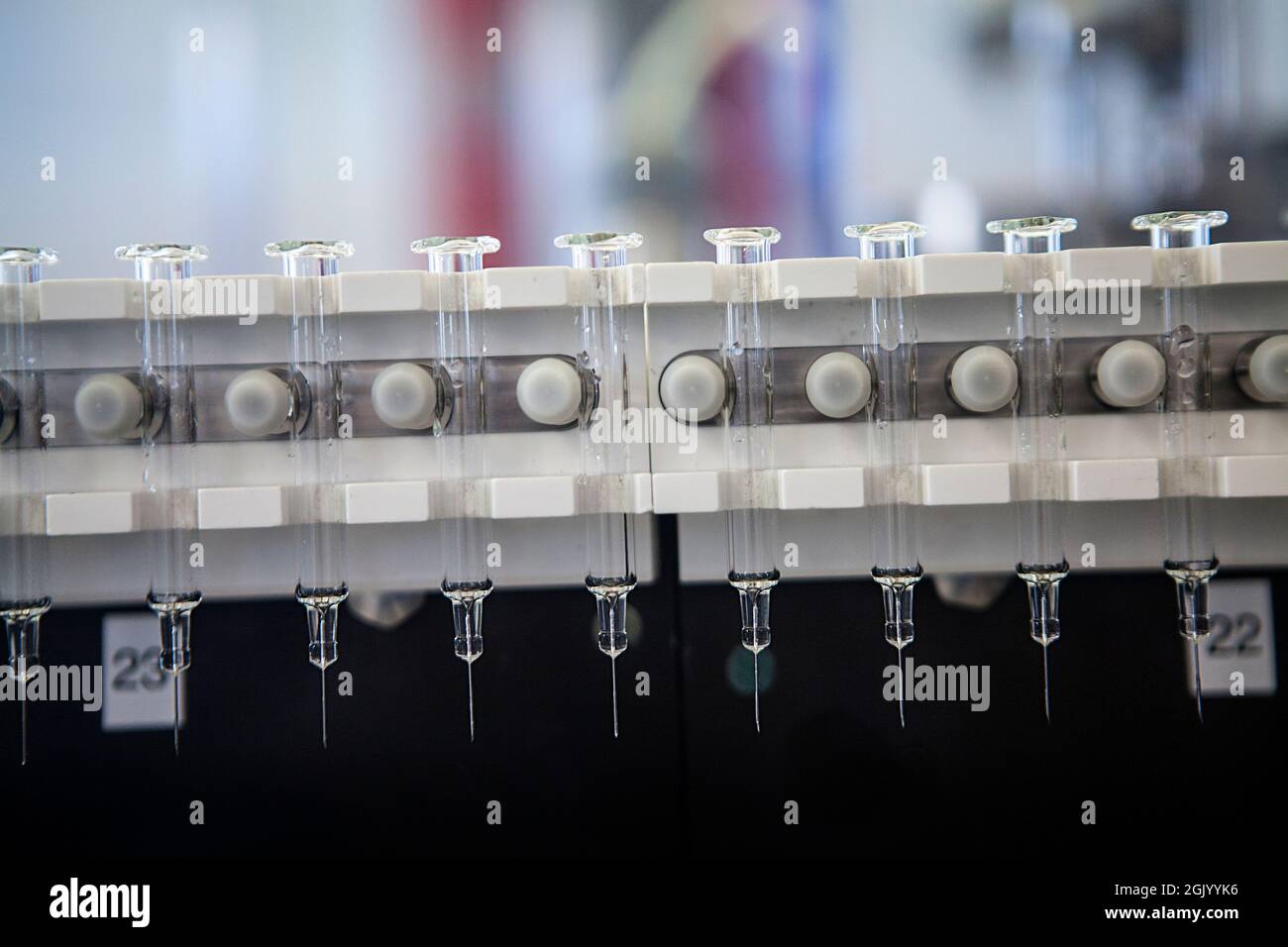 Pharmaceutical industry, automatic filling of injectable syringes (pre ...