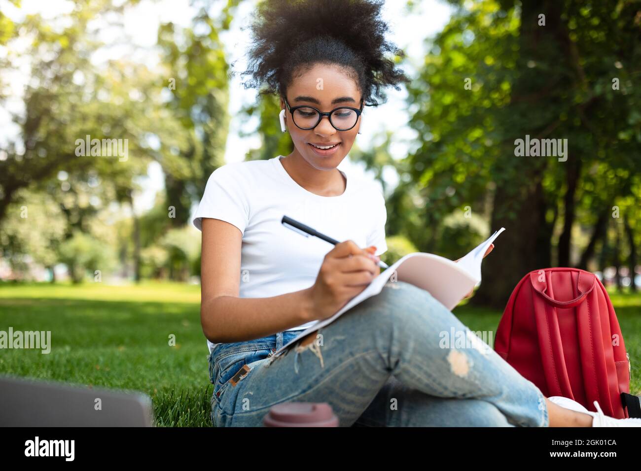 African student drawing hi-res stock photography and images - Alamy