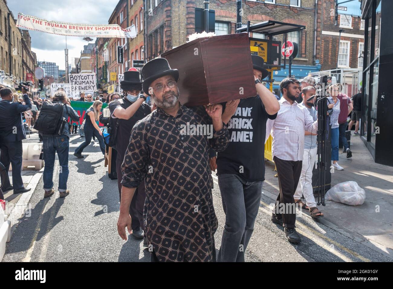 London, UK. 12th Sep 2021. A silent funeral march in black from Altab ...