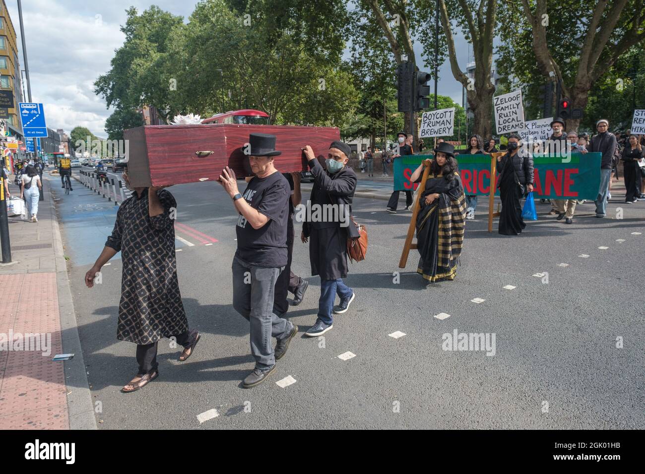 London, UK. 12th Sep 2021. A silent funeral march in black from Altab ...