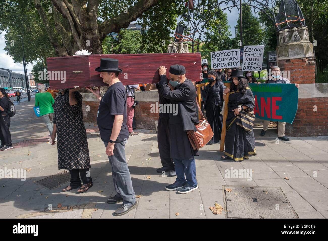 London, UK. 12th Sep 2021. A silent funeral march in black from Altab ...
