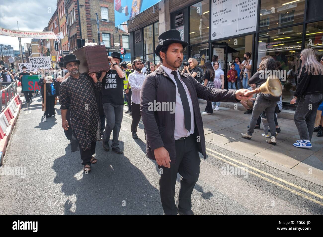 London, UK. 12th Sep 2021. A silent funeral march in black from Altab ...