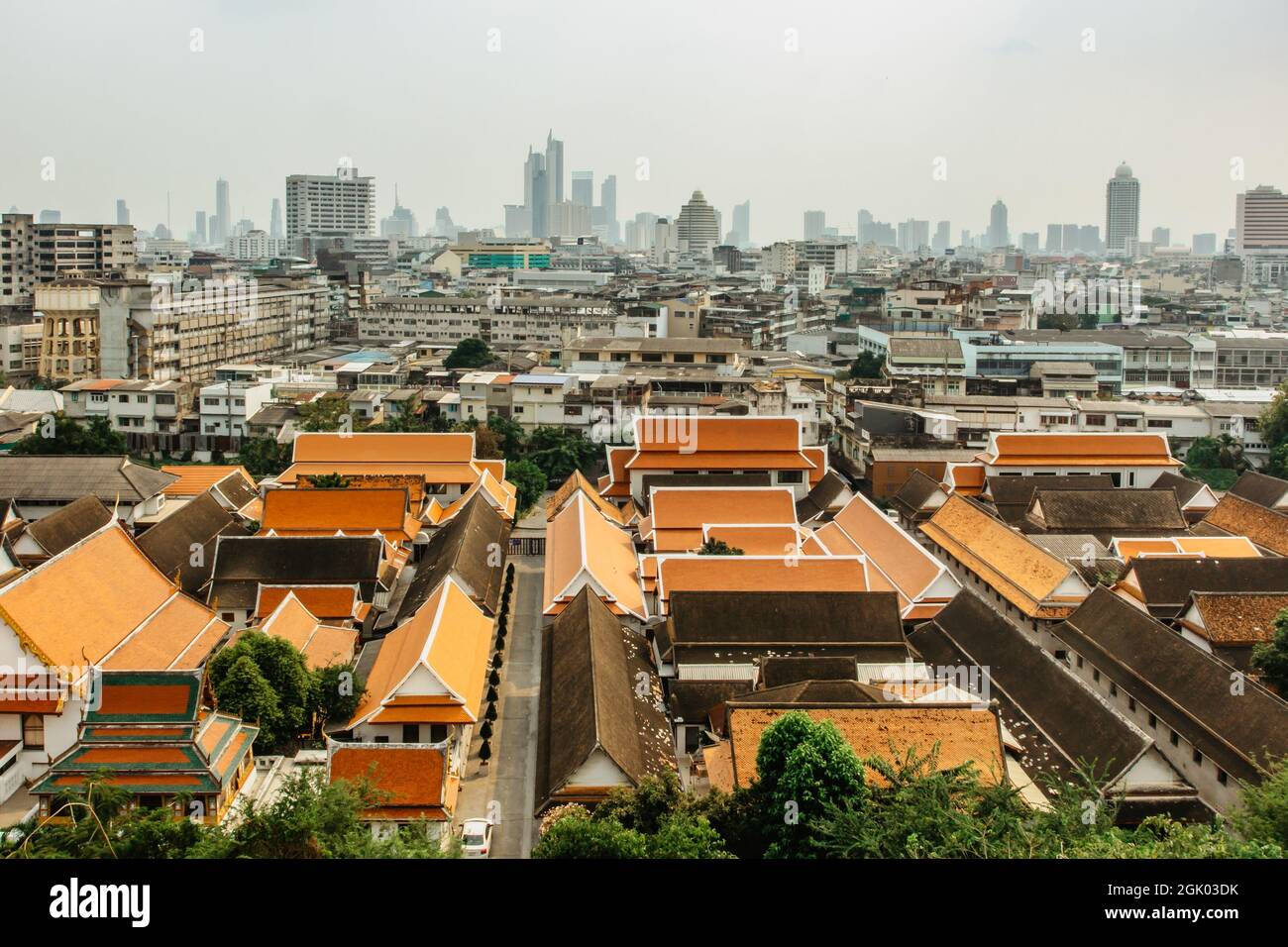 Bangkok temple skyscraper hi-res stock photography and images - Alamy