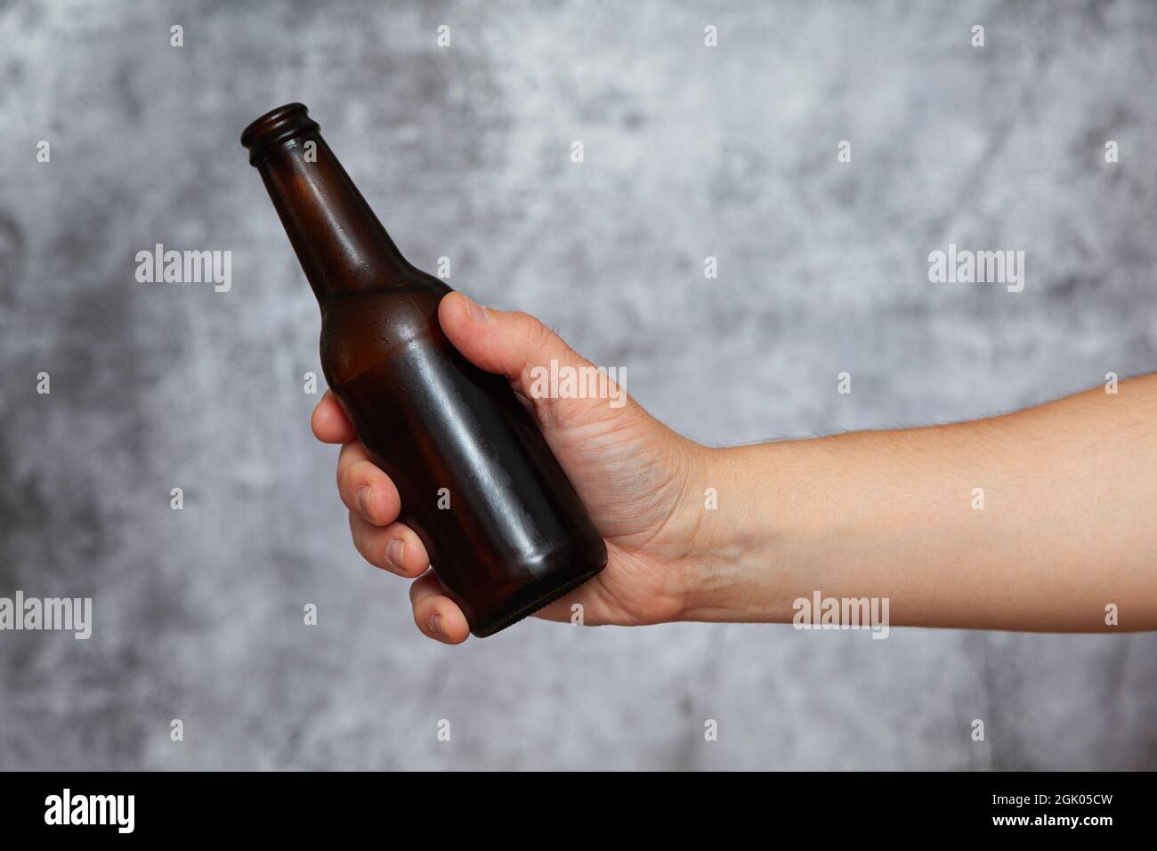 Mans hand holding a glass of beer hi-res stock photography and images ...