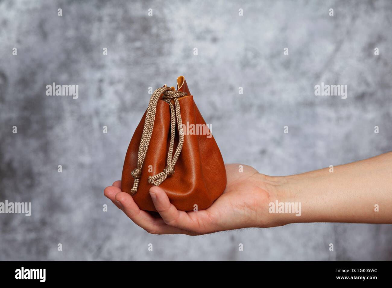 Hand money bag hi-res stock photography and images - Alamy