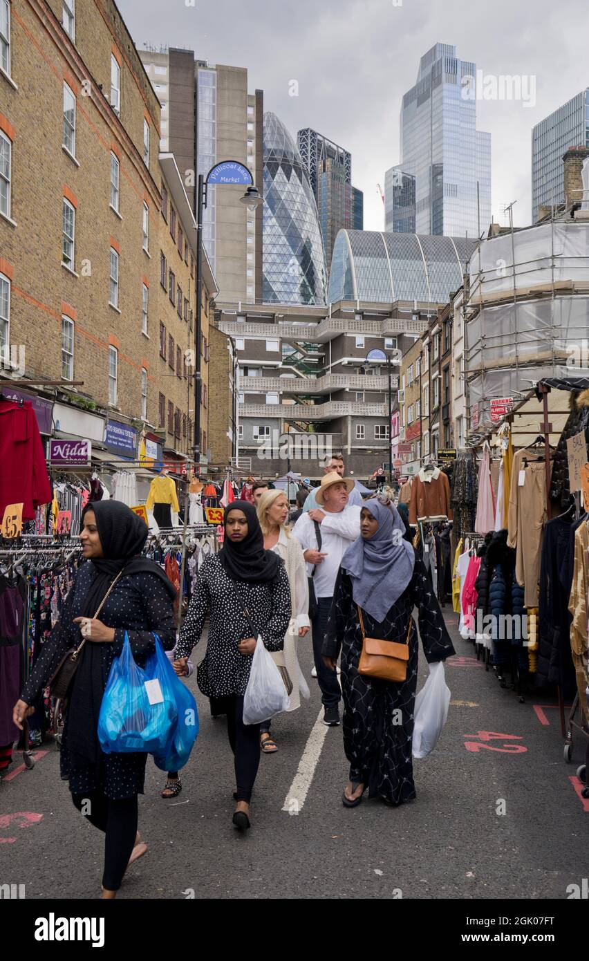 Street traders and customers at Petticoat Lane market in London,England ...