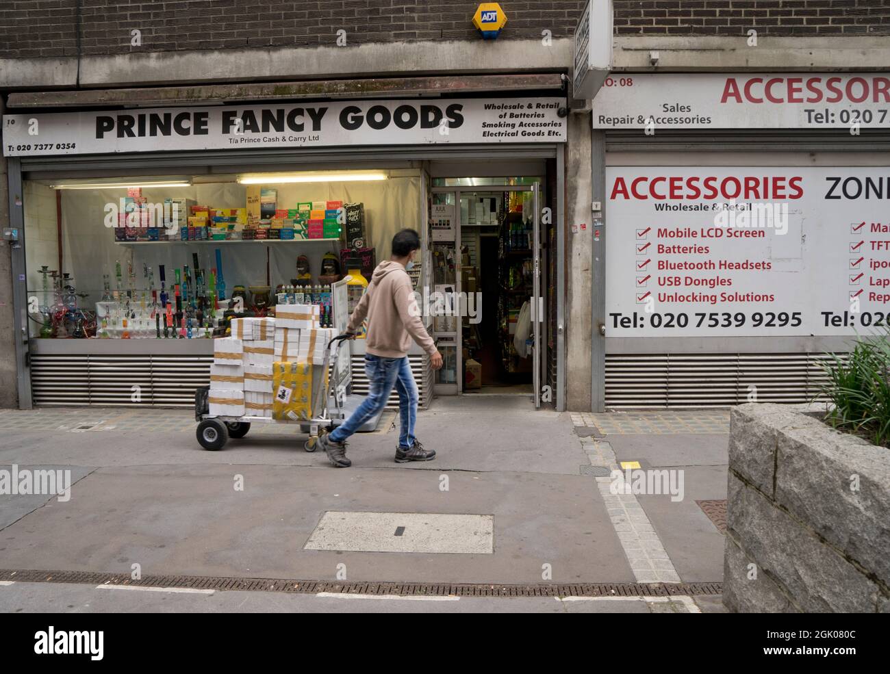 Street traders and customers at Petticoat Lane market in London,England ...