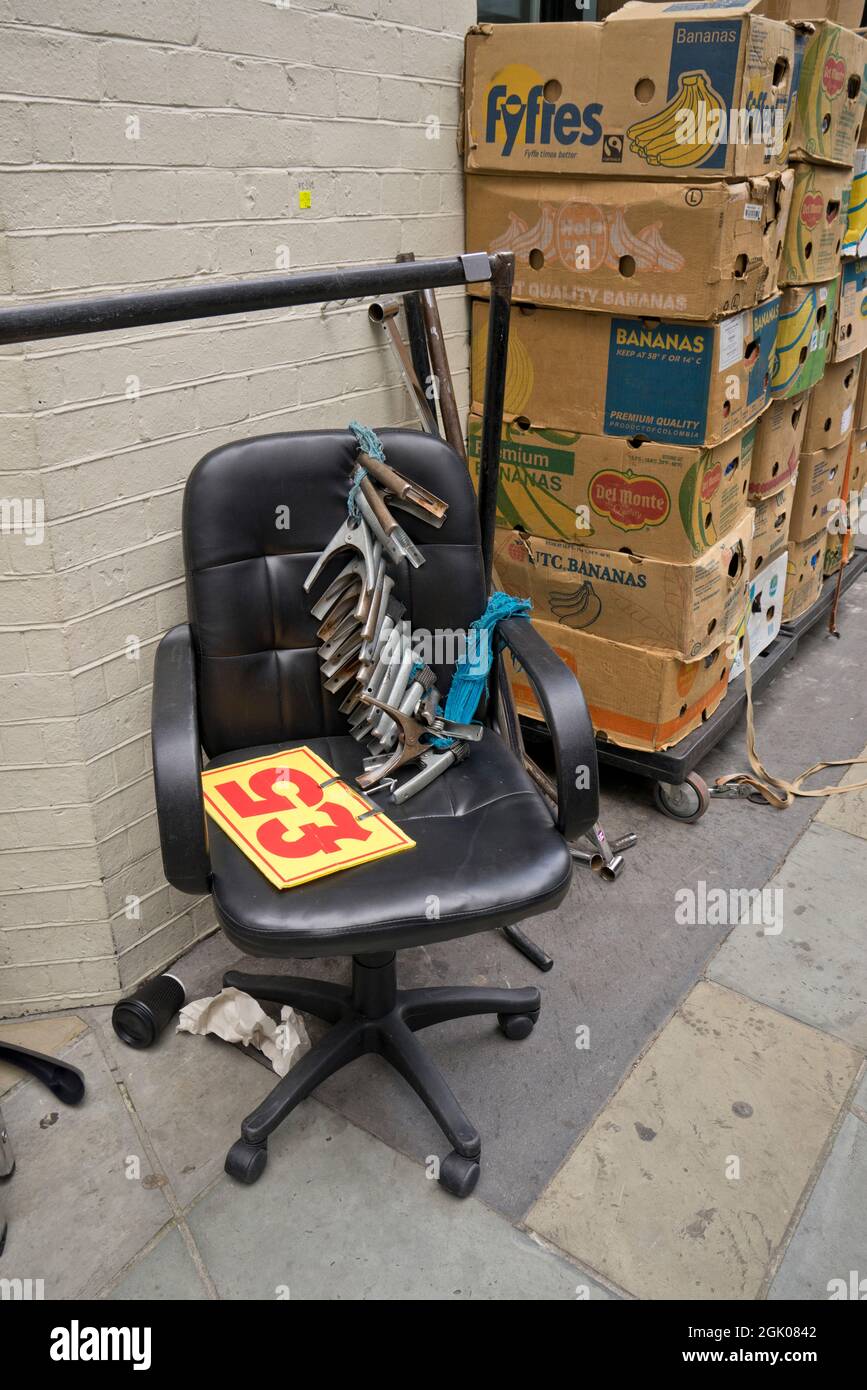 Street traders and customers at Petticoat Lane market in London,England ...