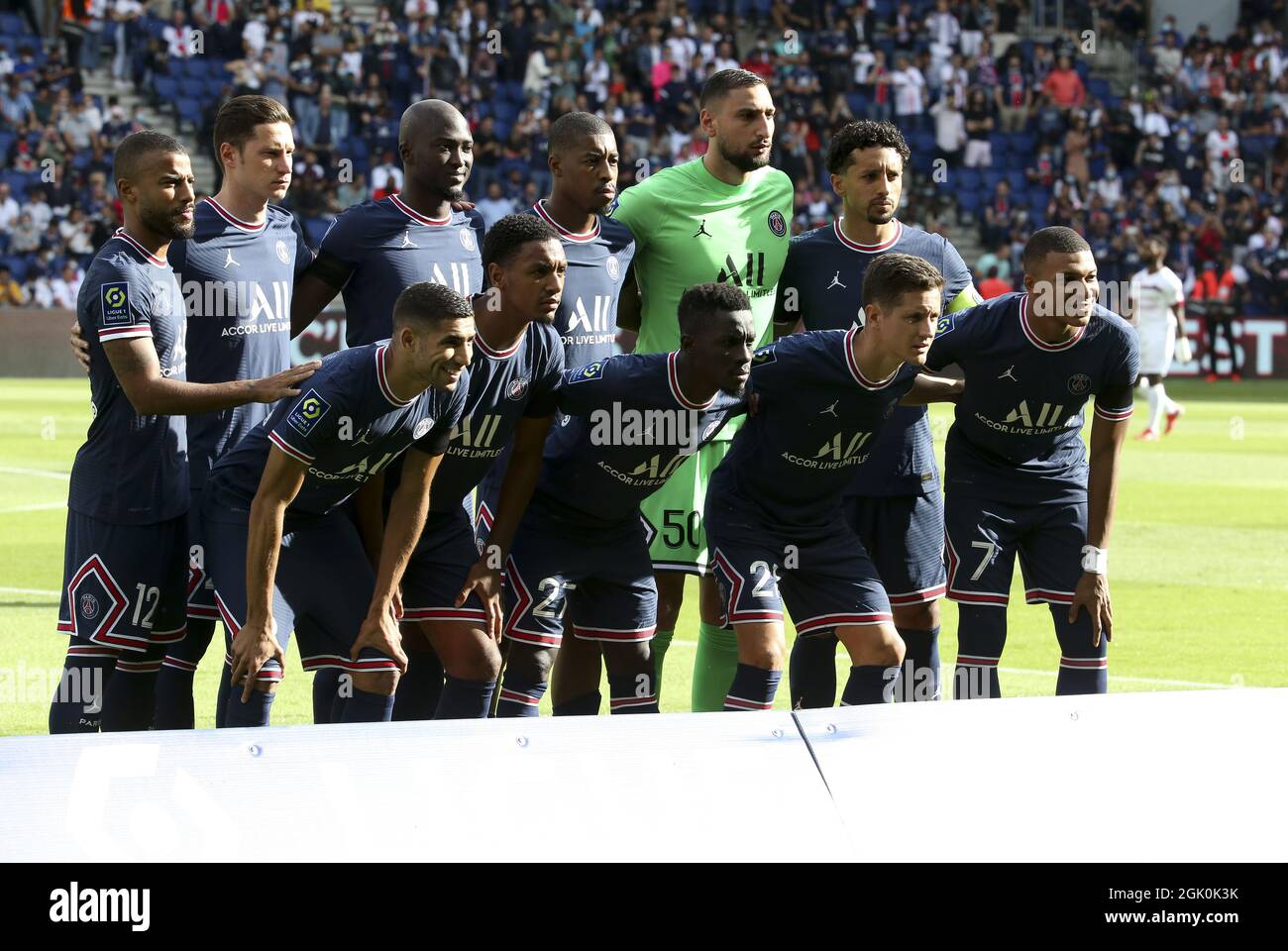 Players of PSG pose before the French championship Ligue 1 football ...