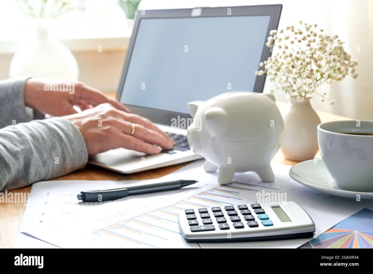 Accounting desk hi-res stock photography and images - Alamy
