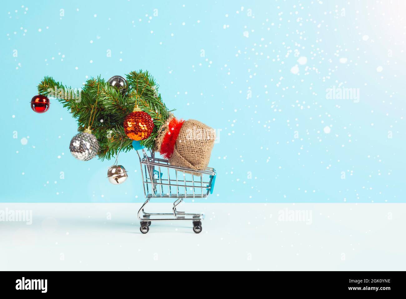 Christmas tree shopping trolley hi-res stock photography and images - Alamy