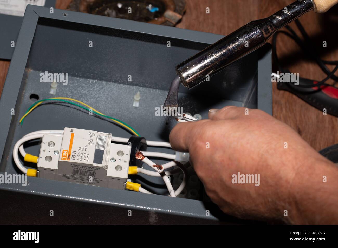 Soldering the elements of the electrical circuit of the modular ...