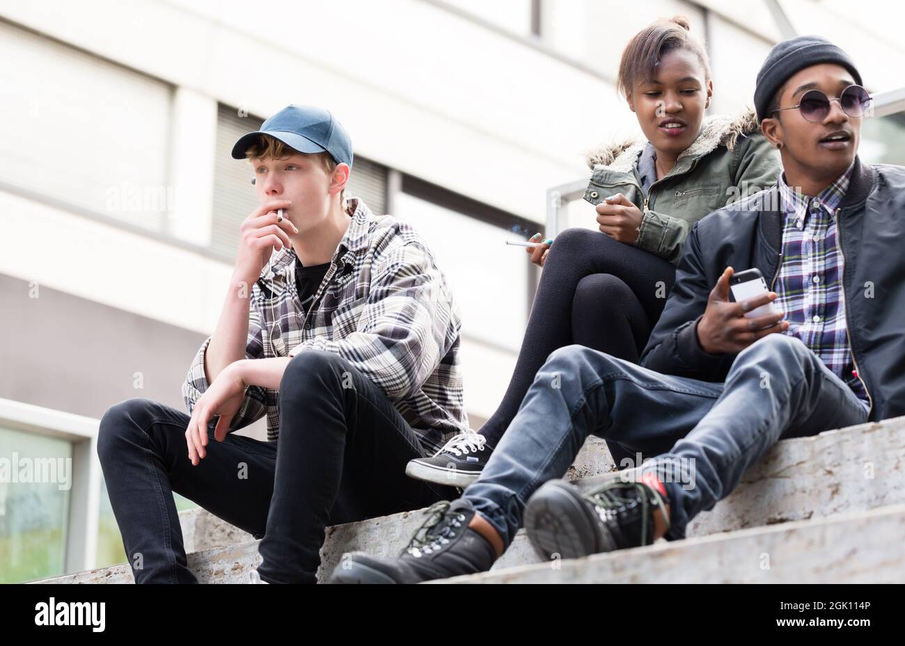 Group of diversity friends smoking Stock Photo - Alamy