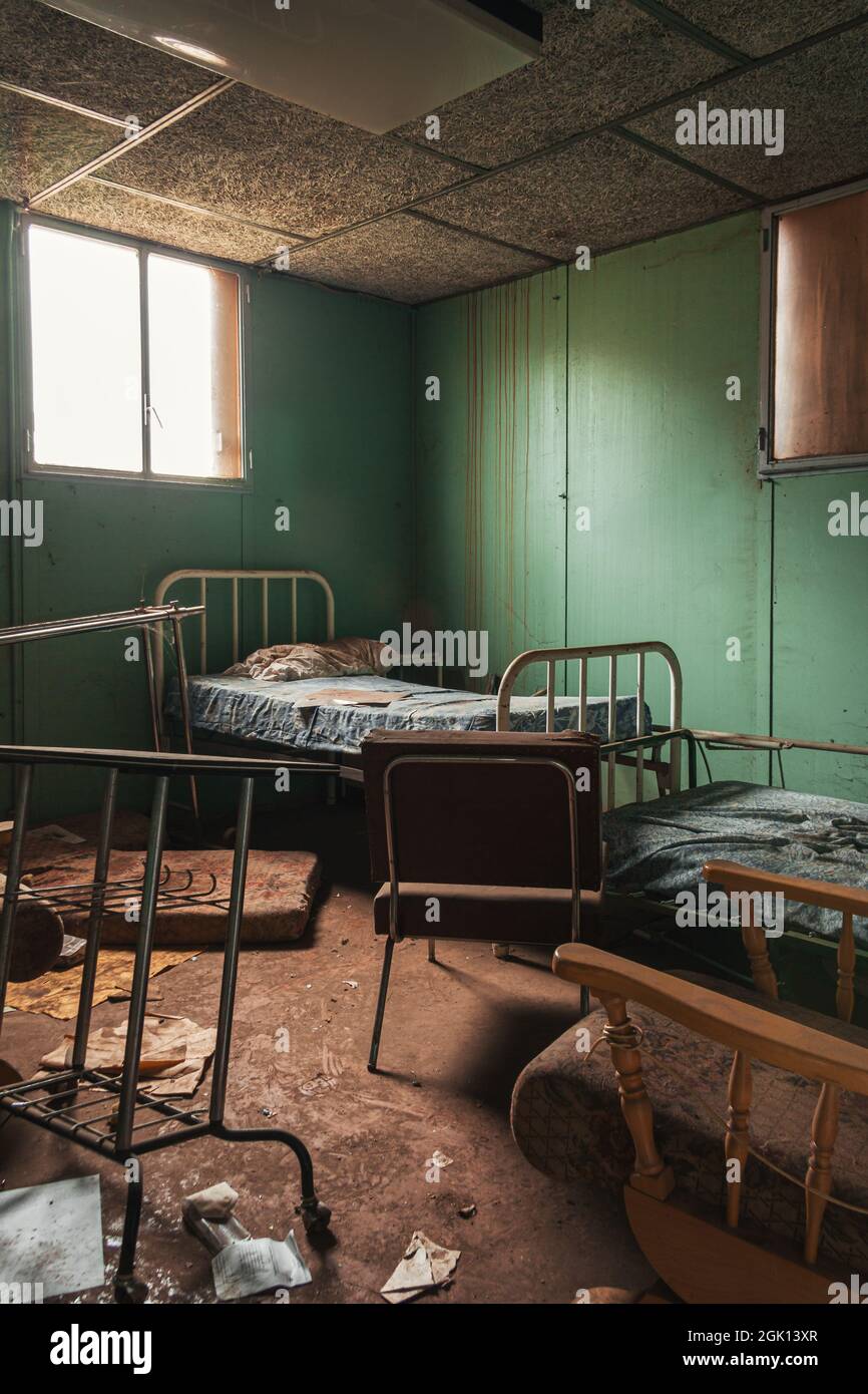 Old and dirty room in an abandoned building Stock Photo - Alamy